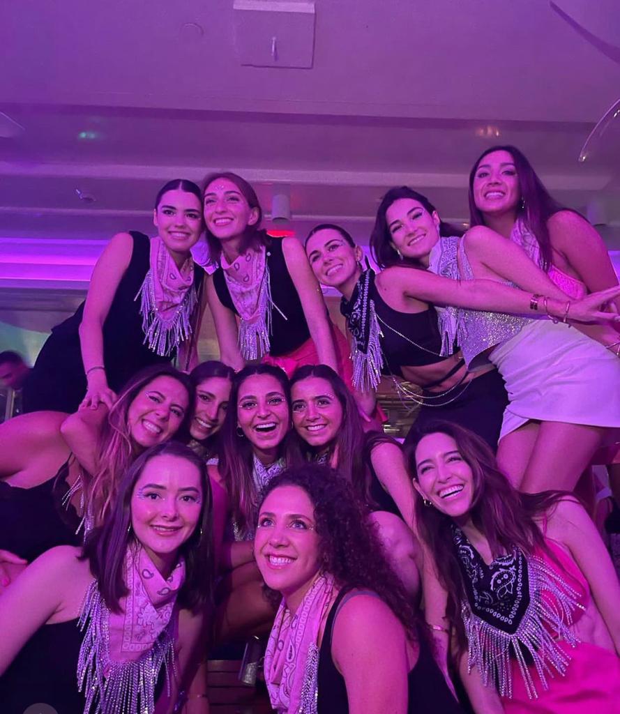 Acompañamos a María Mina en su despedida de soltera