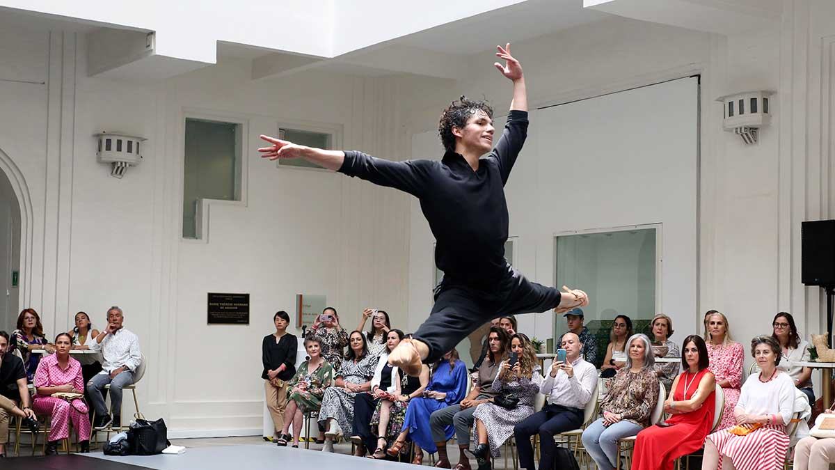 Isaac Hernández se luce en el evento 'Bailando por el Arte Popular'