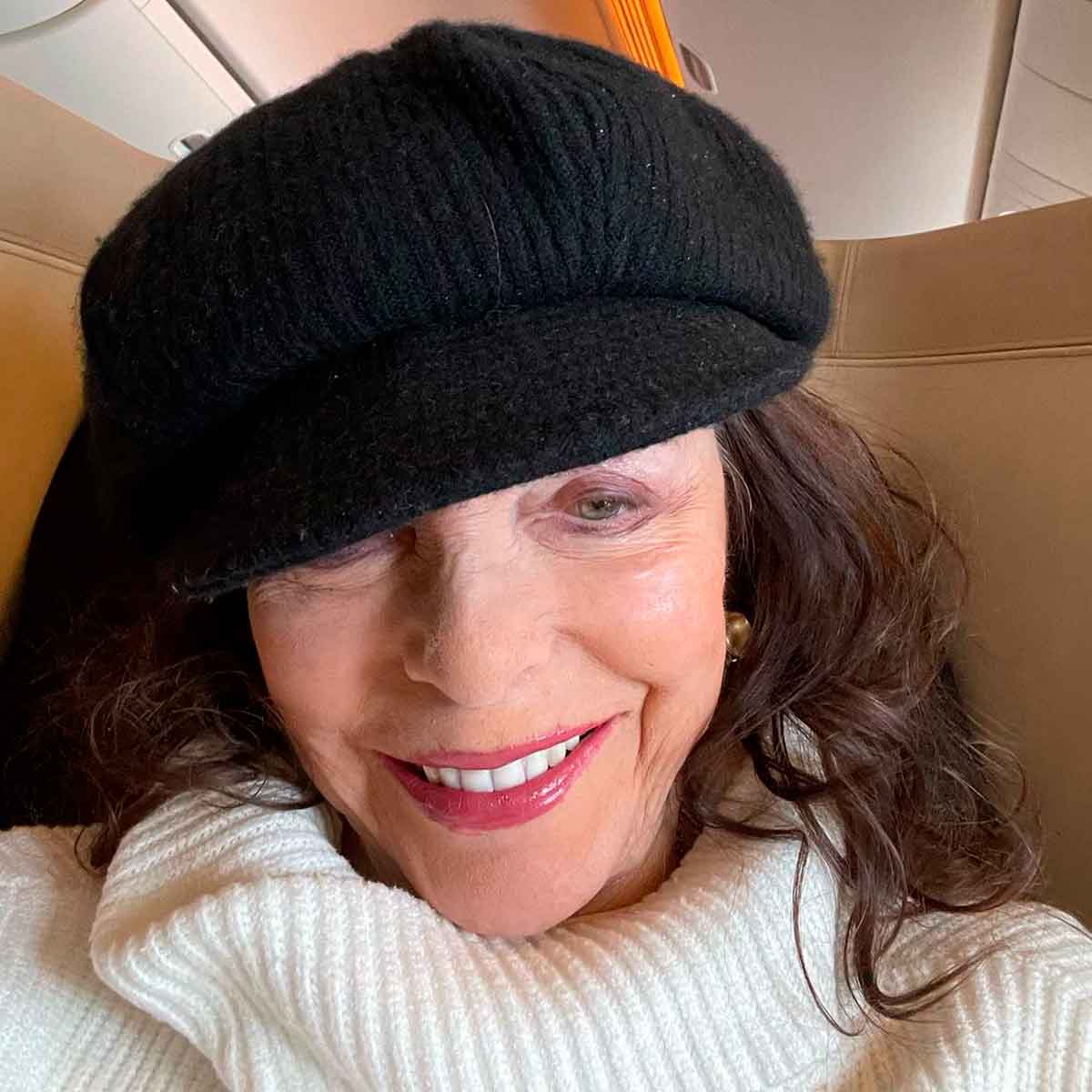 Joan Collins luce espectacular a sus 90 años, gracias a esta fórmula ...