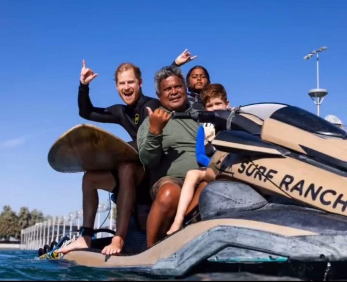 Filtran foto de Archie junto al príncipe Harry tomando una clase de surf