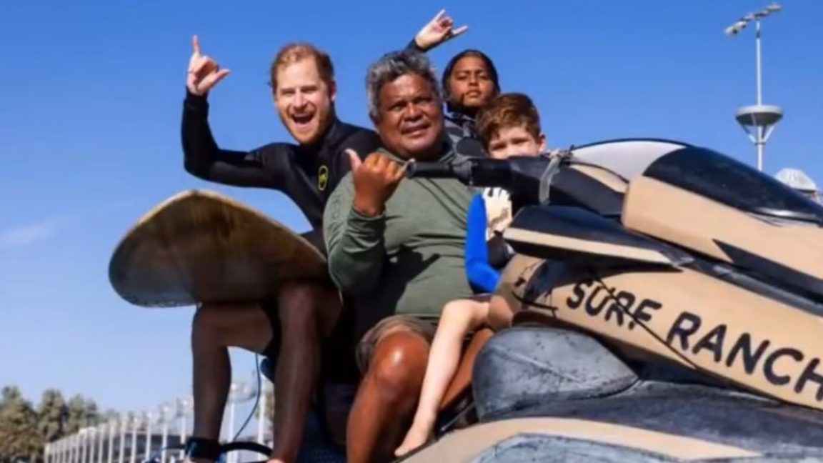 Filtran foto de Archie junto al príncipe Harry tomando una clase de surf