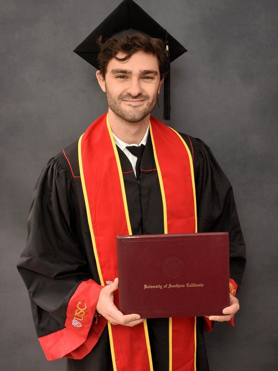 Antonio Mauri celebra su graduación en compañía de su familia