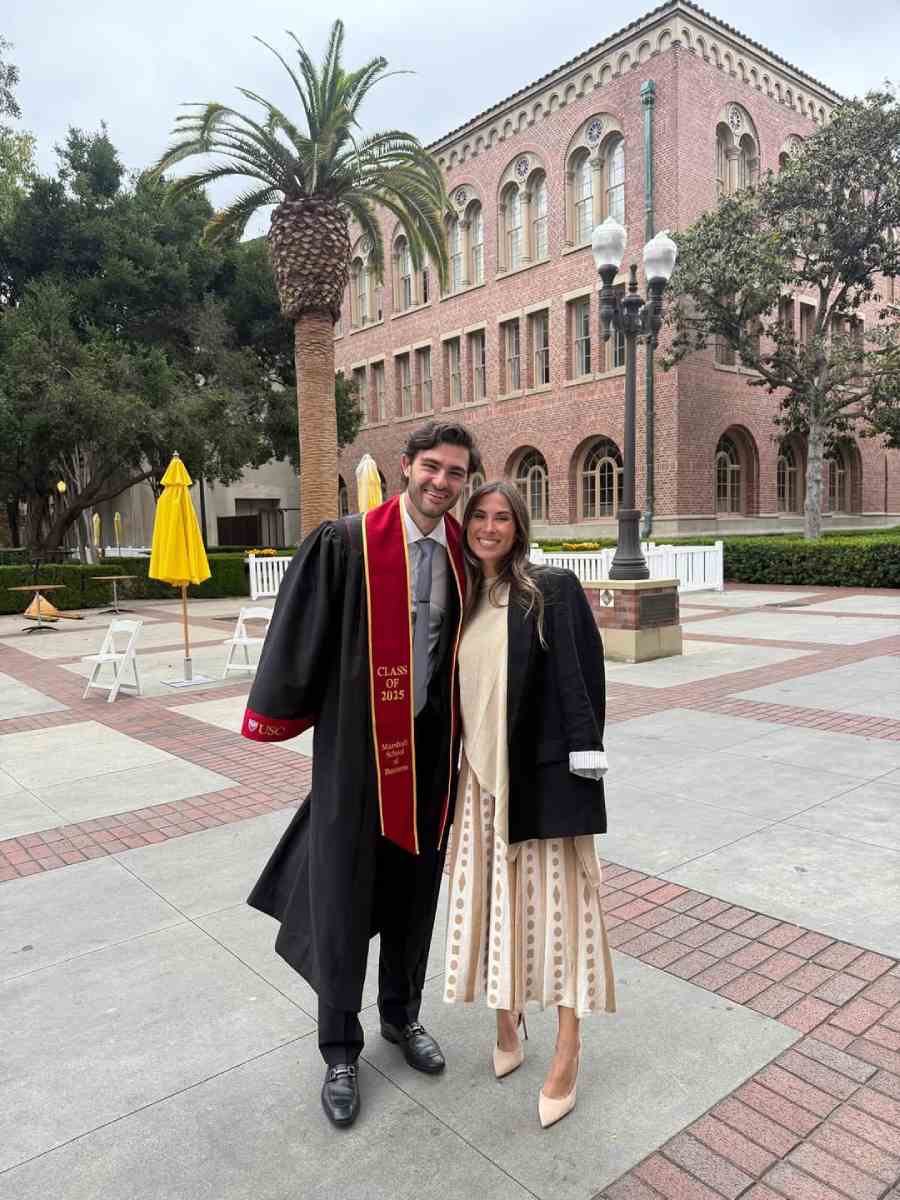 Antonio Mauri celebra su graduación en compañía de su familia