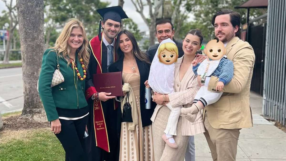 Antonio Mauri celebra su graduación en compañía de su familia
