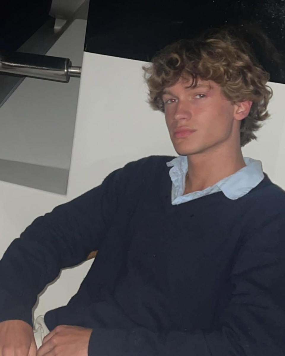 Él es Thomas, el guapo y desconocido medio hermano de Camille Gottlieb