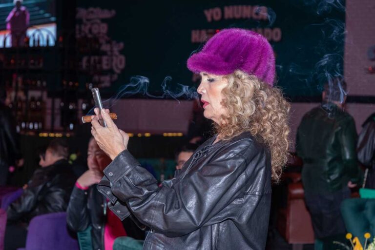 Maby Álvarez festejó sus 55 años con luchadores, imitadores y 90’s Pop Tour